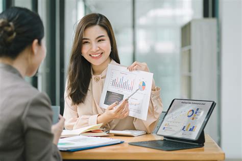 두 명의 사업가 또는 마케팅 팀이 사무실에서 통계 보고서를 준비하고 재무 데이터에 대해 논의하면서 노트북 화면에서 데이터 차트 그래프 및 대시보드를 분석하고 있습니다 분석