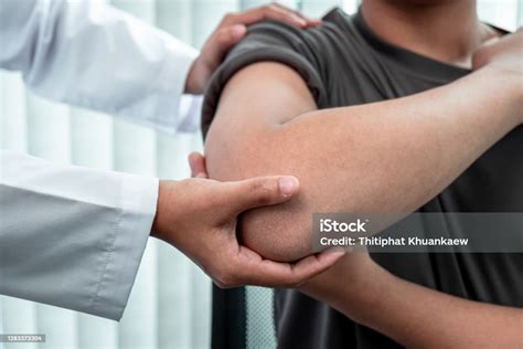 여성 물리 치료사는 운동 선수 환자의 부상당한 팔을 치료 스트레칭과 운동 병원에서 치료 통증 재활을수행 건강관리와 의술에 대한 스톡 사진 및 기타 이미지 Istock