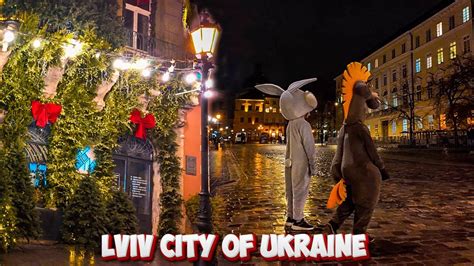 Львів в Ночі Після Дощу з Снігом Святкові Вітрини та Порожні Вулиці [4к Віртуальна Прогулянка