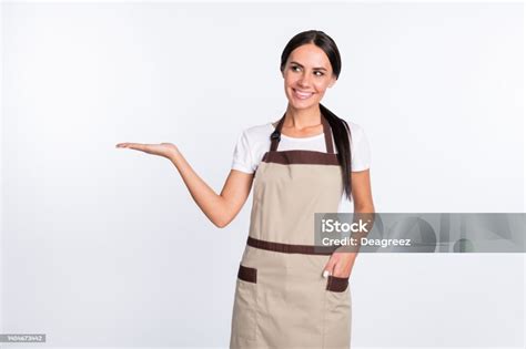 낙관적 인 멋진 갈색 머리 숙녀의 사진 빈 공간을 잡고 회색 색 배경에 고립 된 티셔츠 앞치마를 착용하십시오 T 셔츠에 대한 스톡 사진 및 기타 이미지 Istock