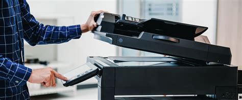 복사기 프린터 클로즈 업 핸드 오피스 맨은 복사기 또는 복사기를 사용하여 시트 용지를 인쇄하는 문서를 스캔하기 위해 패널의 복사