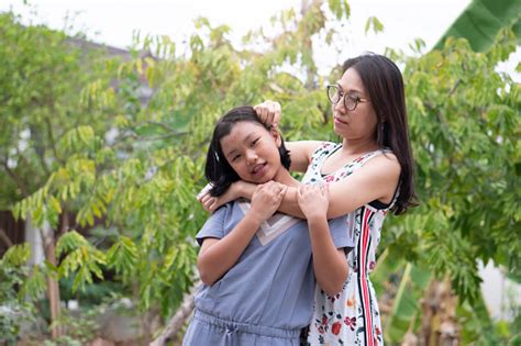 아시아 의 어머니와 아이는 자연 공원에서 함께 놀고 있습니다 어머니와 딸이 인사하고 포옹 나는 엄마를 사랑해요 어머니의 날 개념에 행복한 가족 10 11세에 대한 스톡 사진