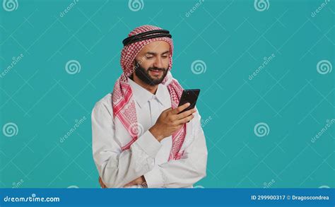 Arabic Adult Using Smartphone App Stock Image Image Of Smartphone Ghutra
