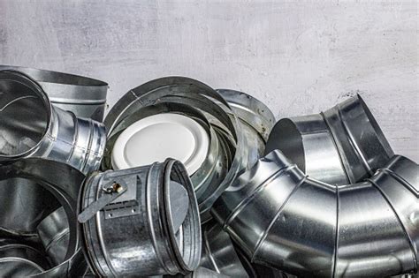 환기 덕트입니다 같은 많은 구부러진 금속 부품 공기 덕트 공기 덕트 알루미늄 공기 파이프입니다 흐리게 전경과 배경 강철에 대한