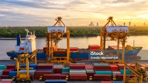 컨테이너 내보내기 및 가져오기 사업과 물류 배 크레인에 의해 항구 화물 배송 전송 국제 물 공중 보기 및 평면도입니다 0명에 대한 스톡 사진 및 기타 이미지 Istock