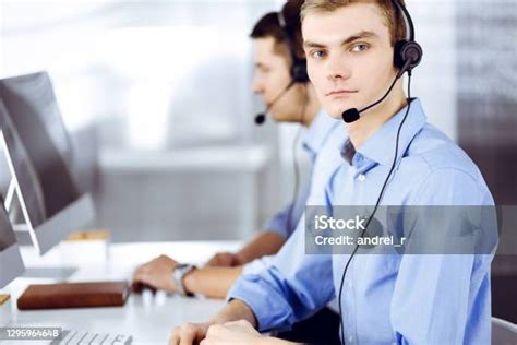 헤드셋을 착용하고 현대 사무실책상에 앉아 고객의 말을 듣고 있는 두 명의 청남 직장에서 콜 센터 운영자 25 29세에 대한 스톡 사진 및 기타 이미지 Istock