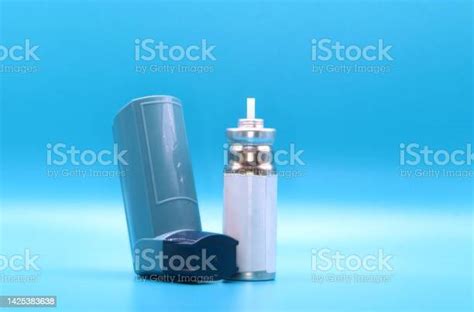 연한 파란색 배경에 호흡 질환 치료를위한 카트리지가있는 천식 흡입기 건강관리와 의술에 대한 스톡 사진 및 기타 이미지 건강관리와 의술 금속 기관지 경련 Istock