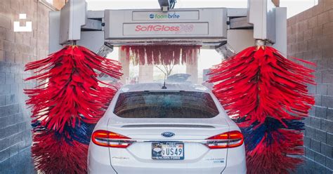 세차장에 흰색 포드 차량 사진 Unsplash의 무료 세차 이미지