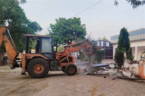 फतेहपुर में शराब माफिया मनमोहन सिंह के आलीशान मकान पर चला बाबा का बुलडोजर करोड़ों की सरकारी