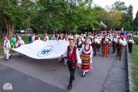 Ансамбълът за народни песни и танци Сливен представя България в международен фестивал Сливен