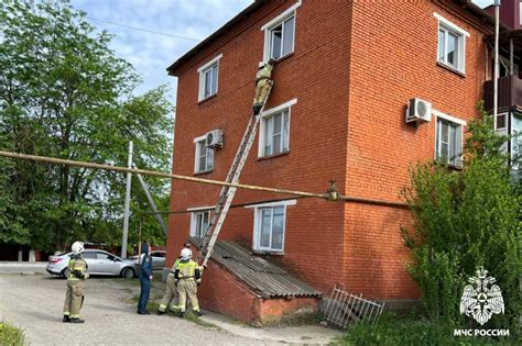 Чеченские пожарные помогли матери попасть в запертую квартиру с двумя малолетними детьми