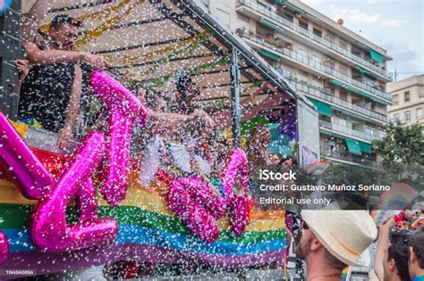 스페인 발렌시아2018 6 월 16 일 플 로트에서 게이 프라이드 데이 퍼레이드 동안 플 로트에서 색종이를 던지는 사람들의 그룹