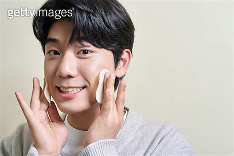 의료성형뷰티 주제 청년남자 성인남자 20대 청년 남성 얼굴팩 화장품 이미지 Jv13191002 게티이미지뱅크