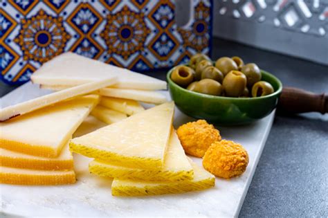스페인 간식 타파스 얇게 썬 염소 양 망체고 치즈 녹색 올리브 0명에 대한 스톡 사진 및 기타 이미지 0명 건강한 식생활 다양 Istock
