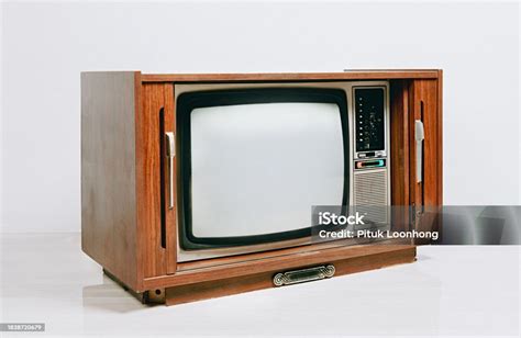 측면도 골동품 오래된 Tv 수신기 흰색 방에 빈 텔레비전 화면이 있는 구식 나무 케이스 복고풍 기술 0명에 대한 스톡 사진 및