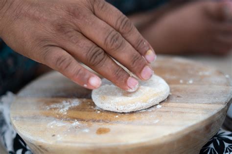벨란 롤러를 사용하여 로티를 만드는 인도 여성의 손의 클로즈업 샷 가루로 빻은에 대한 스톡 사진 및 기타 이미지 가루로 빻은 건강한 생활방식 건강한 식생활 Istock