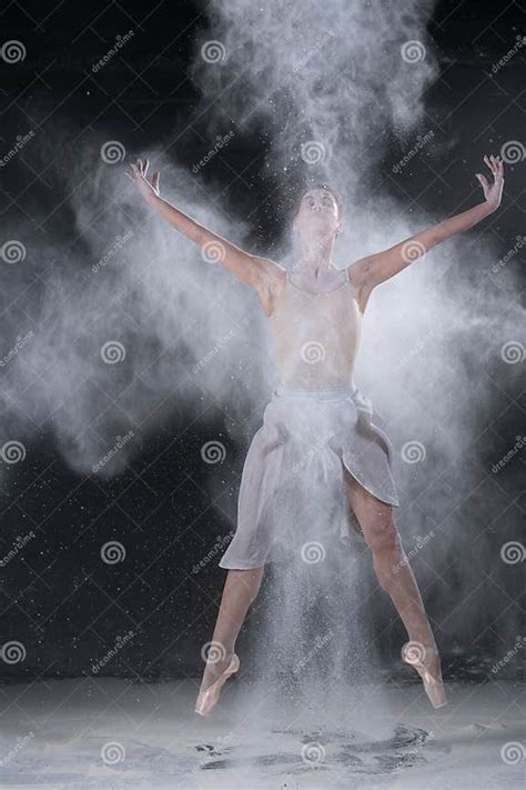 Молодая красивая девушка представляющие в студии Стоковое Фото изображение насчитывающей