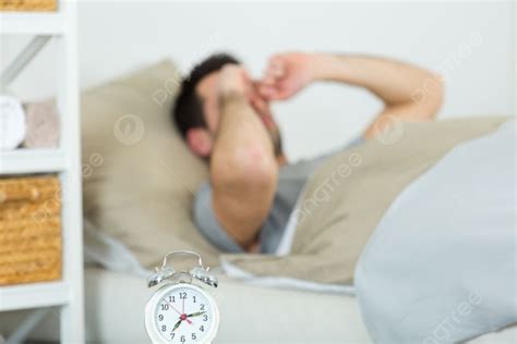 Jovem Bonito Feliz Acordando Na Cama Foto Fundo E Imagem Para Download