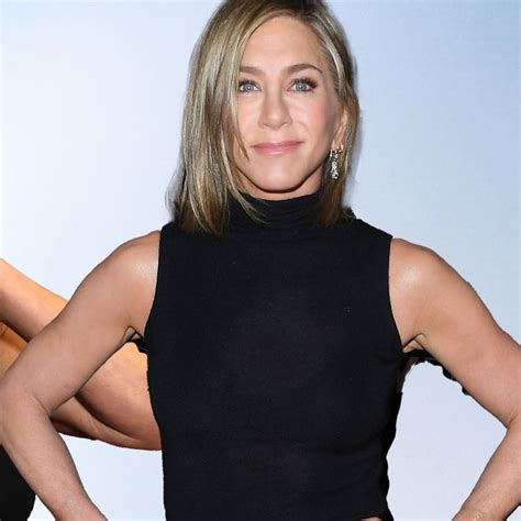 Jennifer Aniston Arme Jennifer Aniston Wears An Arm Brace Stuns In