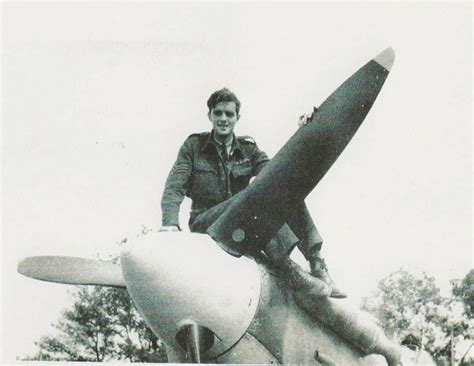 Un Beau Morceau De Spitfire John St Denis Pilote De Spitfire