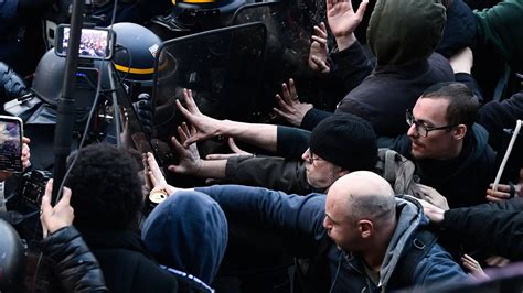 Более 110 человек задержали в Париже на акциях против пенсионной реформы