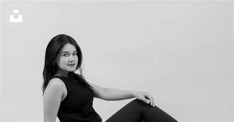 바닥에 앉아 사진을 찍기 위해 포즈를 취하는 여자 사진 Unsplash의 무료 여자 이미지