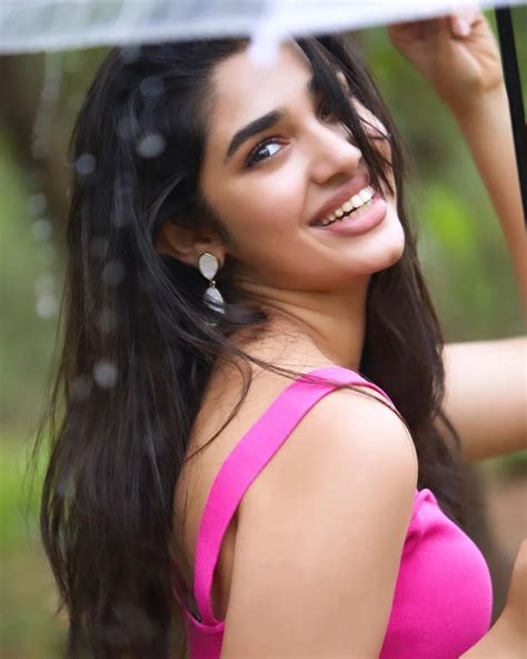 மழையில் நடனமாடும் குயின் விஜய் சேதுபதி ரீல் மகள் வைரல் க்ளிக்ஸ்