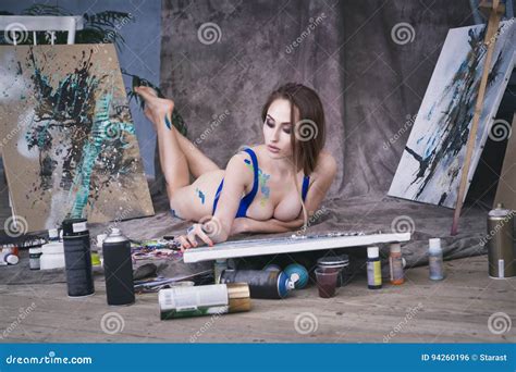 Artista De Sexo Femenino Joven Que Pinta La Imagen Abstracta En El Estudio Retrato Atractivo