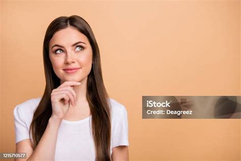 포지티브 사랑스러운 소녀 의 초상화 봐 카피 스페이스 터치 턱 손 여름 휴가 주말에 대한 생각을 생각 파스텔 색상 배경을 통해 고립 된 현대적인 의상을 착용 T 셔츠에 대한