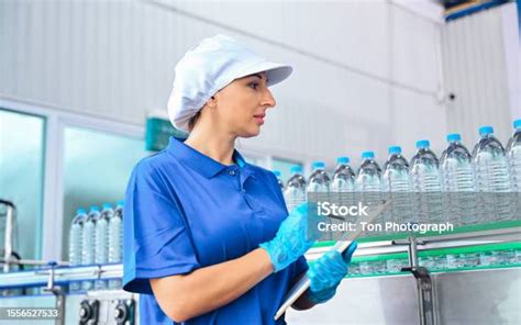 선적 전에 물병의 품질을 검사하는 병입 공장 직원 식물에서 사용되는 역삼투압 시스템 물 순도 및 병입 공정의 품질 관리 유지 고화질 사진 갤런에 대한 스톡 사진 및 기타