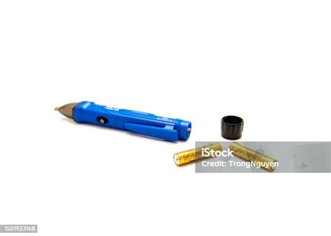 흰색 배경에 분리된 전원 버튼이 있는 배터리 전원 공급 비접촉 전압 테스터 감지기 펜은 케이블 콘센트 및 전선의 전압을