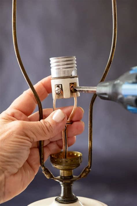 How To Rewire A Lamp Socket Without Screws