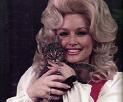 Dolly Parton And A Cat Celebrities With Cats Dolly Parton Dolly
