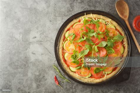 채식 피자 어두운 배경에 고립 된 신선한 재료와 야채 수제 피자의 요리 과정 공간을 복사합니다 단계별 사진 건강한 식생활에 대한 스톡 사진 및 기타 이미지 Istock