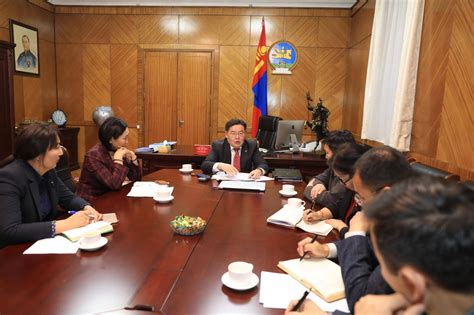 Багш нар ажил хаялтаа зогсоолоо