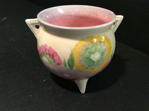 Clarice Cliff A Beautifully Decorated Small Cauldron In The “aurea” Or “pink Pearls” Design