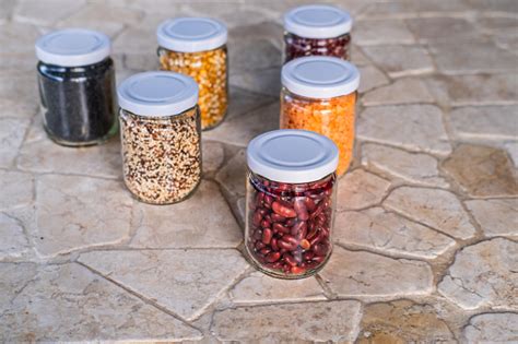 돌 배경에 유리 항아리에 다른 곡물과 콩 친환경 유기농 바이오 벌크 주방 제품 제로 폐기물과 지속 가능한 플라스틱 없는 라이프