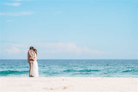 2人きりの海辺にウェディングドレスが映える幸せなカップルフォトの撮影｜ourphoto アワーフォト