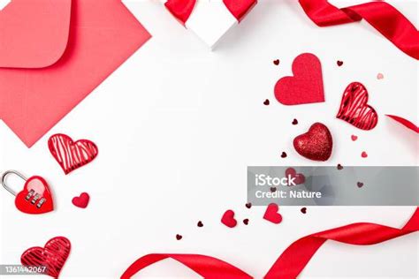 발렌타인 데이 배경 레드 하트 사랑의 흰색 배경에 낭만적 인 선물 복사 공간이있는 평면 평신도 배너발렌타인 하트 장식 0명에 대한 스톡 사진 및 기타 이미지 Istock