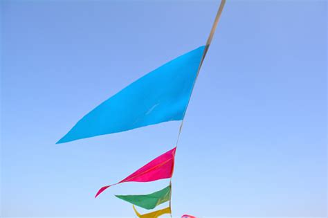 푸른 하늘에 대 한 밧줄에 매달려 삼각형 플래그입니다 필터링 되지 않은 자연 스러운 조명 다중 축 하 파티에 삼각 깃발 색깔 0명에 대한 스톡 사진 및 기타 이미지 Istock