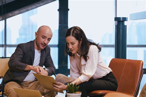 비즈니스 작업자는 랩톱 컴퓨터를 사용하고 있습니다 사무실회의실에서 토론하는 동료들 20 24세에 대한 스톡 사진 및 기타 이미지 20 24세 2명 35 39세