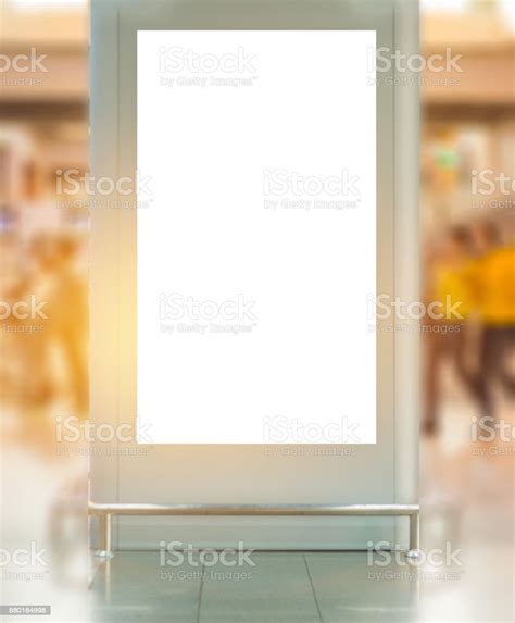 흰색 화면 고객의 텍스트에 대 한 삽입이 모의 빈 터미널 공항에 빌보드 광고 패널 공항 기차역 공공 상업 광고에 제품에서 또는 홍보 문자 위한 공간 0명에 대한 스톡 사진