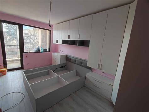 Спалня с надстройка и висок ъглов гардероб