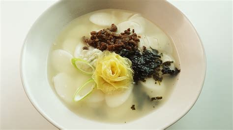 멸치육수로 떡국 이렇게 만들어 보세요 깔끔하고 담백한 떡국 만들기 Feat 꽃지단 떡국 맛있게 끓이는법 떡국 고명 만들기 Youtube