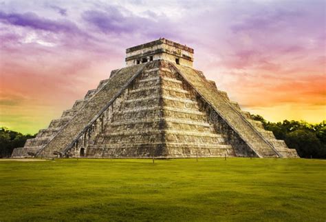 La Pirámide De Kukulkan En Chichen Itza Imagen De Archivo Imagen De Sacrificio Restos 25019263