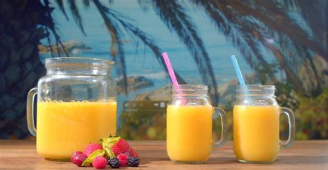 감귤류 건강 건강한 음료 고정 샷 과일 과일 주스 과일 주입 과즙이 많은 다채로운 딸기 라즈베리 레몬에이드 맑은 날 망고 머그잔 메이슨 병 목업