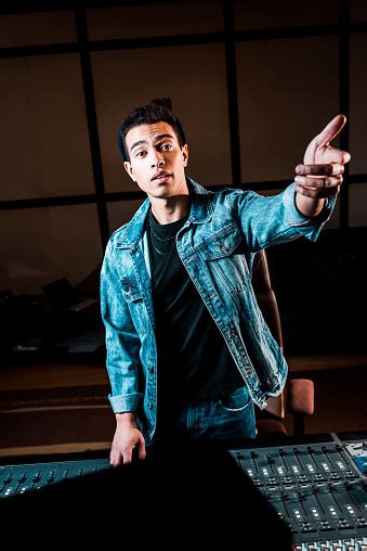 녹음 스튜디오에서 믹싱 콘솔 근처에 서 있는 동안 잘생긴 혼합 레이스 사운드 생산자 몸짓 녹음 장비에 대한 스톡 사진 및 기타 이미지 녹음 장비 녹음실 레코드