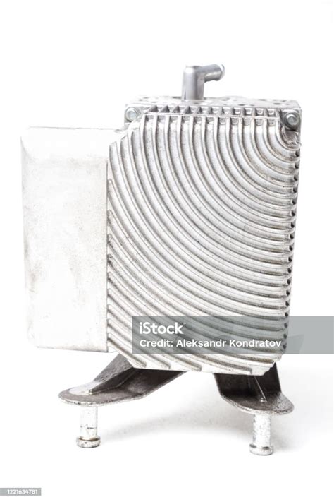 금속 유압 장치는 튜브와 플레이트에서 냉각 라디에이터로 피스톤과 펌프를 이동하여 유체 압력을 생성합니다 자동차 서비스 또는 작업장에서 수리하는 동안 자동차의 교체를위한 예비