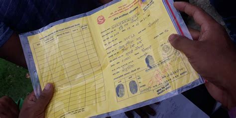 धनीलाई दिइँदै ‘गरिब परिचय पत्र अन्नपूर्ण पोस्ट्