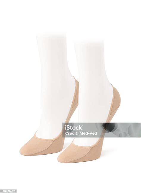 베이지 색 짧은 미니 양말 모의 디자인에 대 한 흰색 배경에 고립 된 피부 색의 짧은 양말 세트는 광고 로고 브랜딩에 대한 모의 및 라벨로 스포츠를위한 짧은 양말 3가지